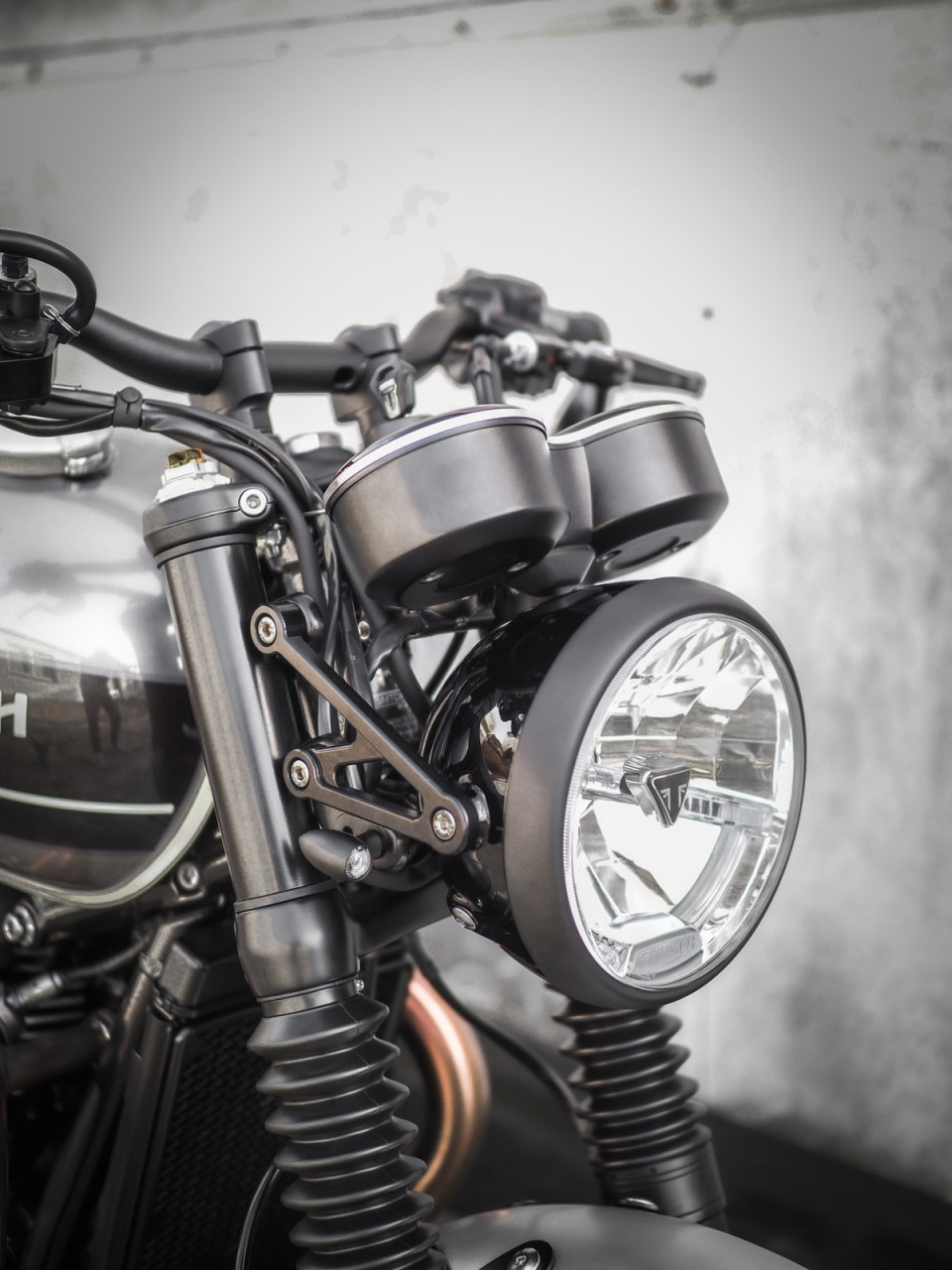 Lowering speedo & headlights Speed Twin