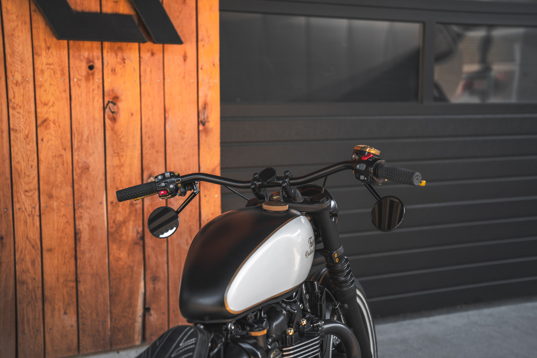 Vintage handlebar internal cable routing - Triumph Bobber & Speedmaster ...